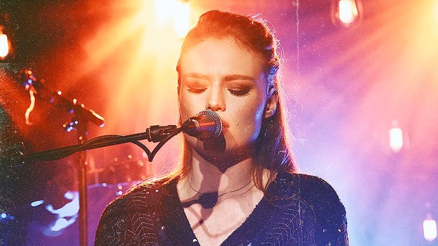 Who Is Freya Ridings? 'Lost Without You' Singer's Age, Love Island ...